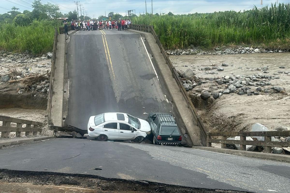 Colapso de puente en Cañar dejó una persona herida y dos vehículos atrapados - El Comercio