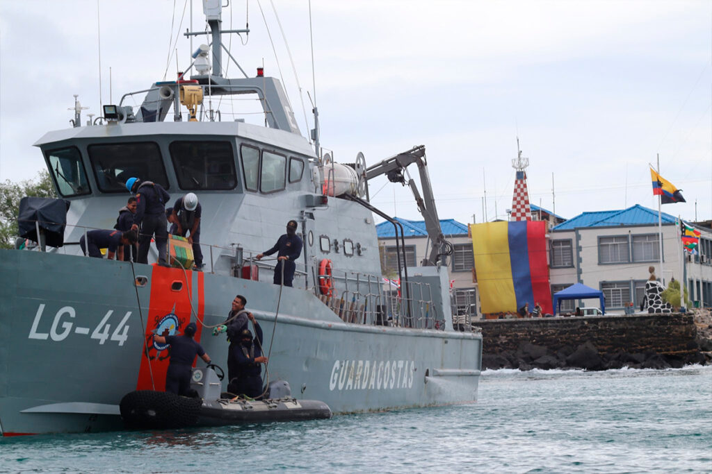 15 personas fueron rescatadas en el mar por la Armada del Ecuador - El ...