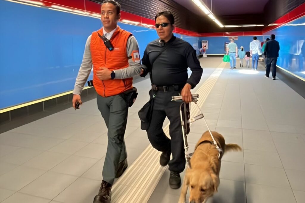 El Metro de Quito ayuda a movilizarse a personas con discapacidad como ...