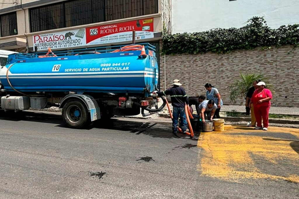 Así se puede pedir un tanquero de agua en Quito - El Comercio