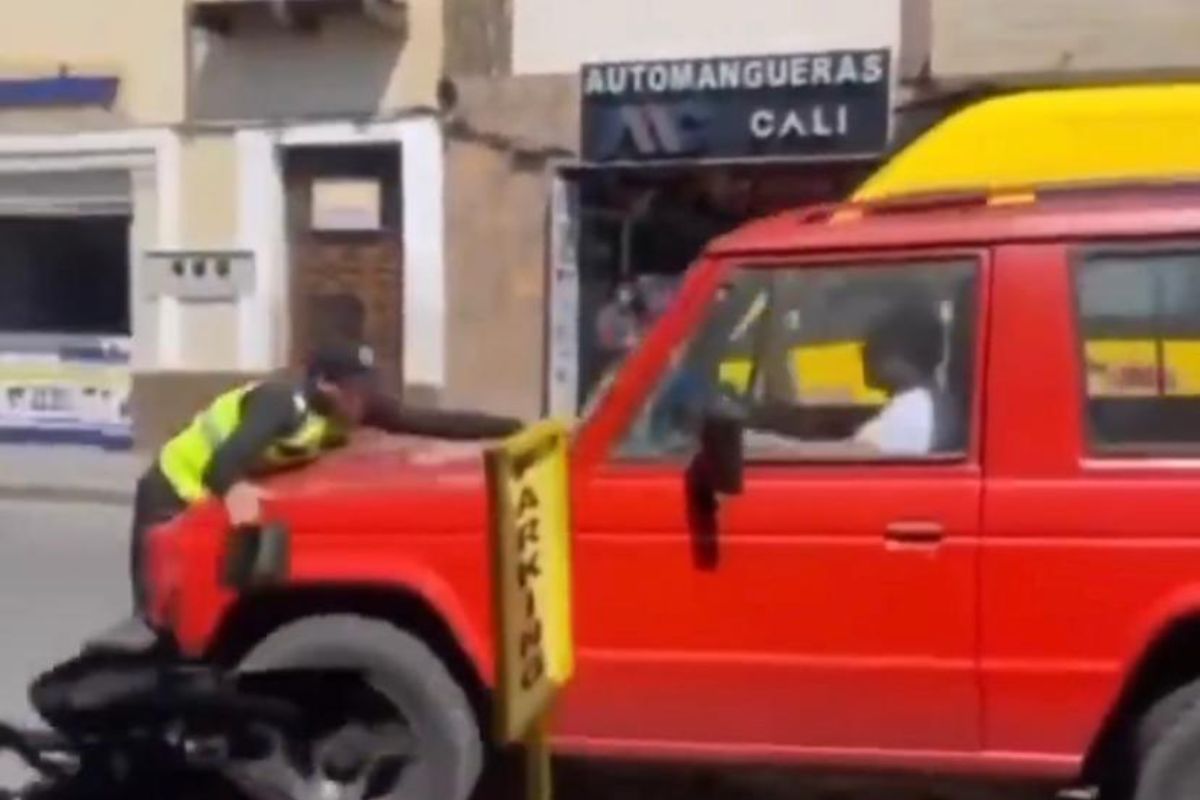 Conductor casi atropella a agente de tránsito en Cuenca - El Comercio