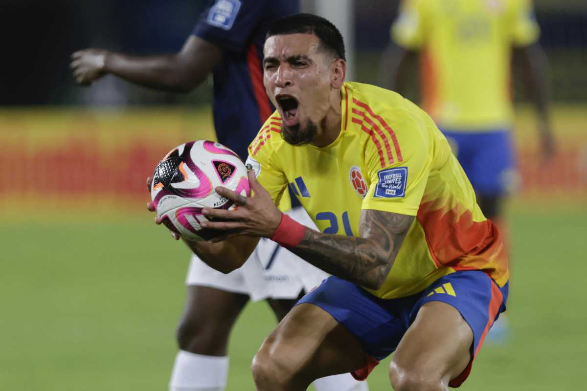 En Colombia se vuelve viral mujer que se durmió en pleno partido - El Comercio