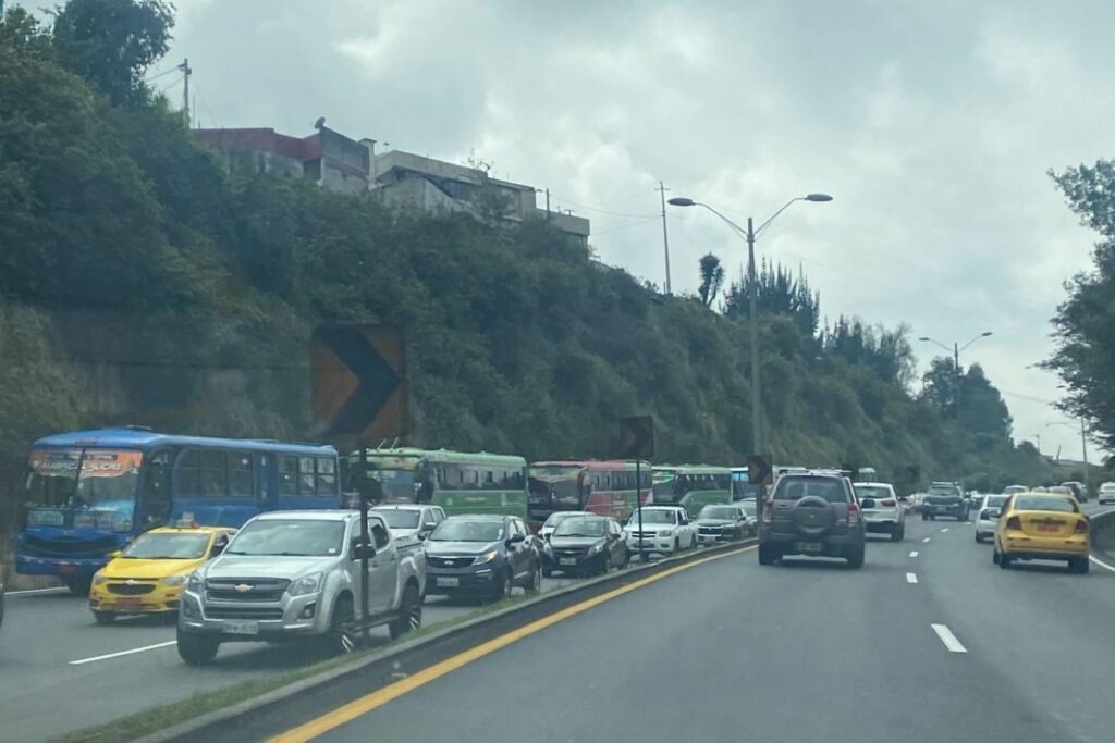 La autopista General Rumiñahui se vuelve a cerrar - El Comercio
