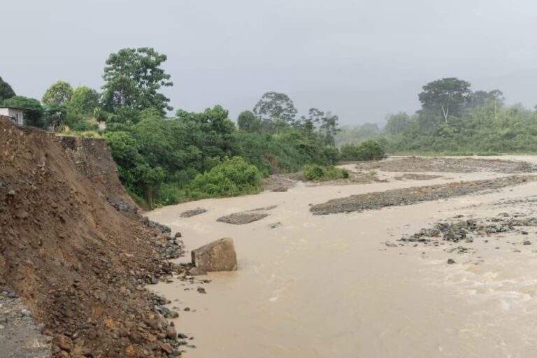 29 ríos están desbordados en Ecuador por las lluvias ¿En cuáles ...