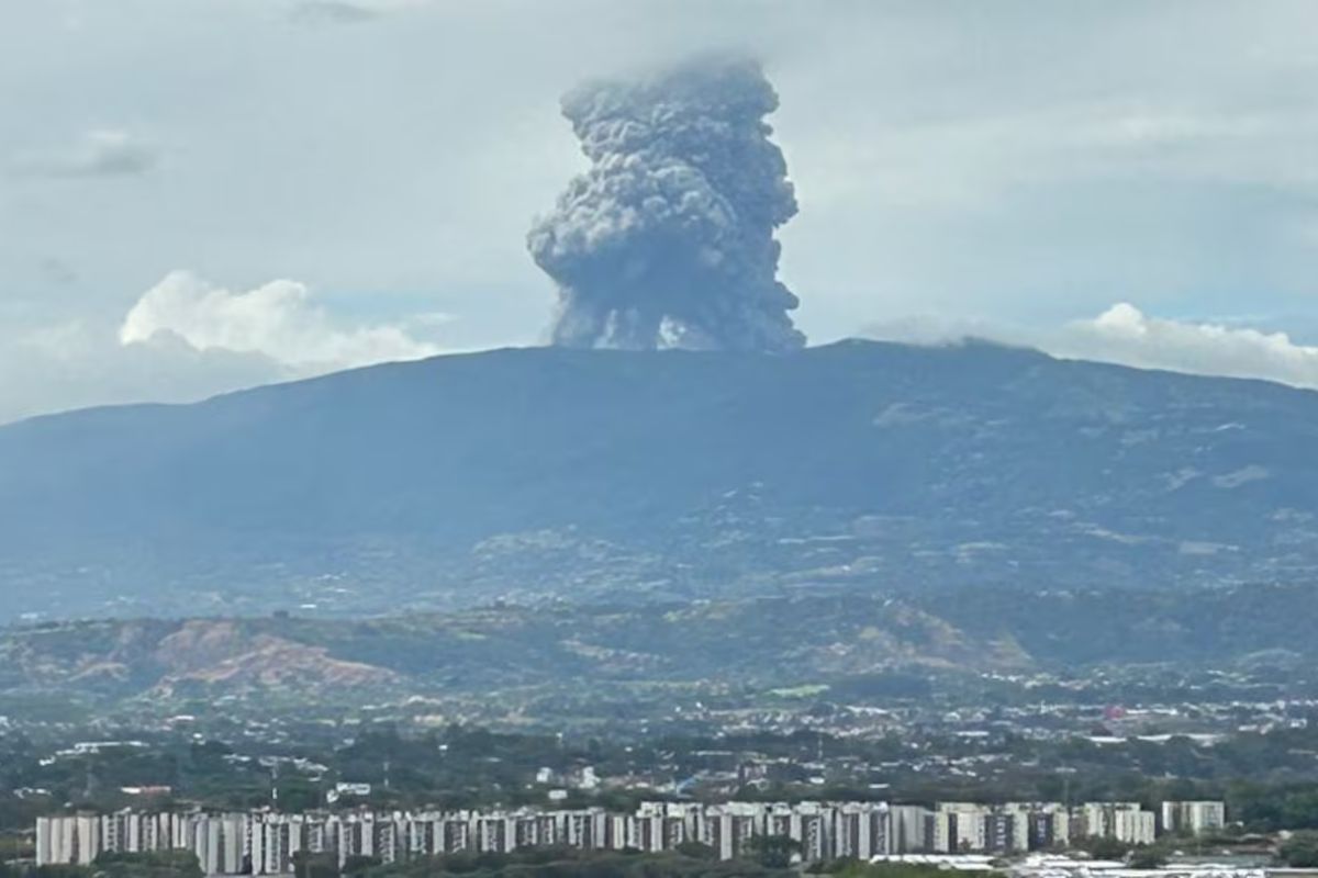 Fuerte erupción del volcán Poás, en Costa Rica, lanza ceniza a cuatro ...