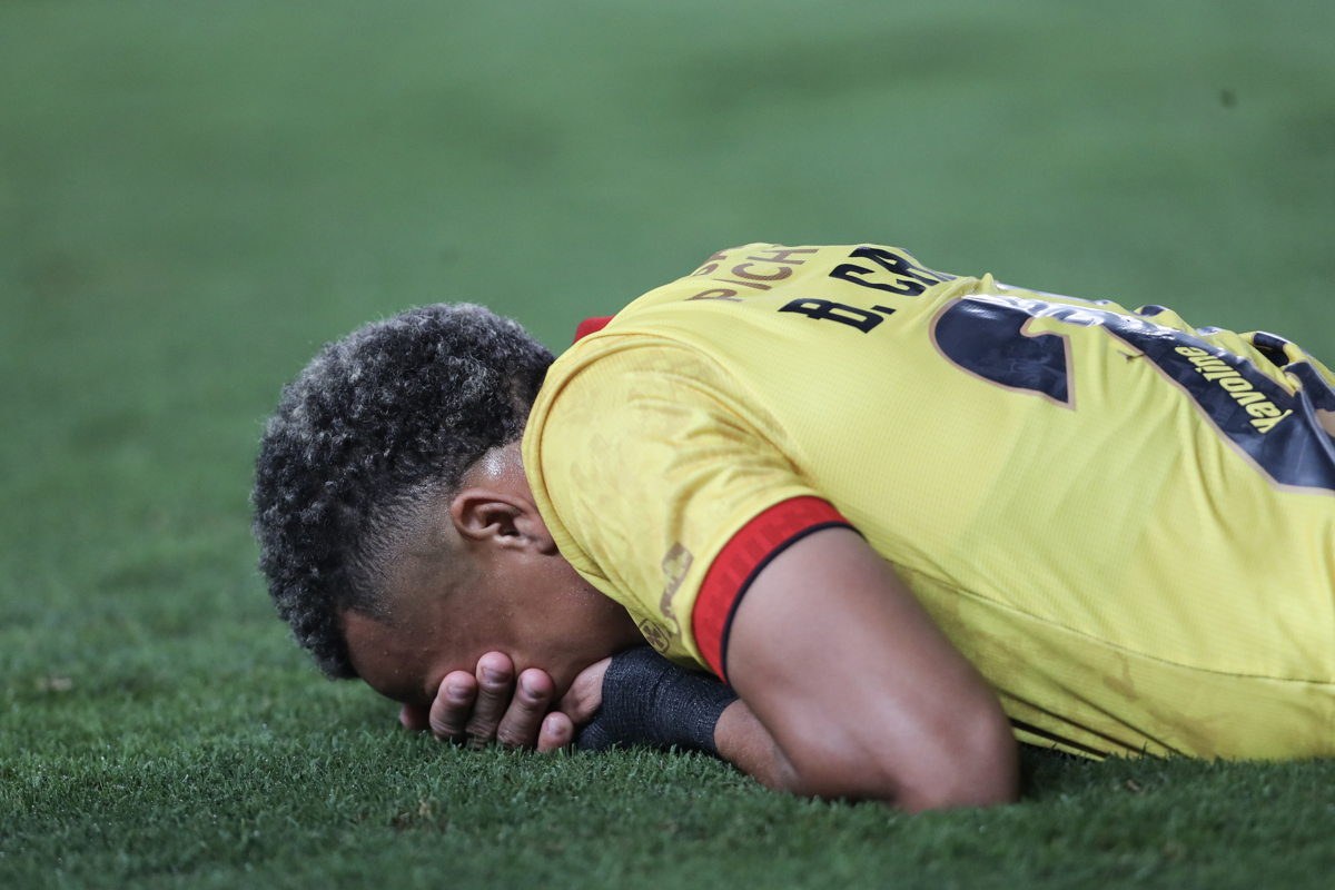 Universitario deja a Barcelona SC al borde de la eliminación en ...