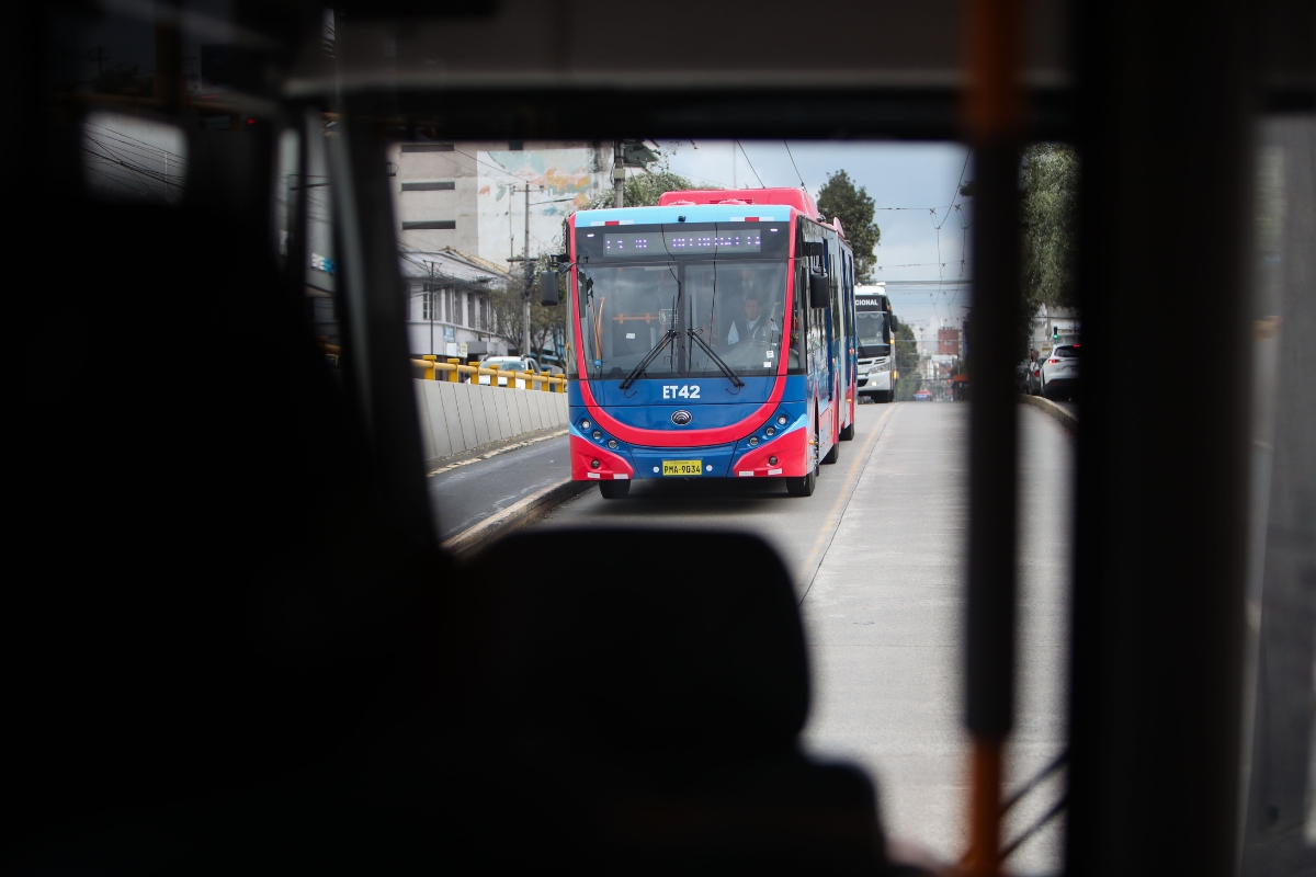 Trolebús de Quito circuló con una puerta abierta mientras transportaba ...