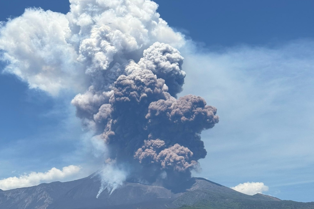 Volcán Etna entra en erupción; explosiones y lava activan vigilancia en ...