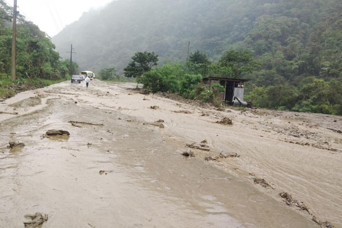 Cierran la vía Baeza - Papallacta por un deslizamiento de tierra - El ...