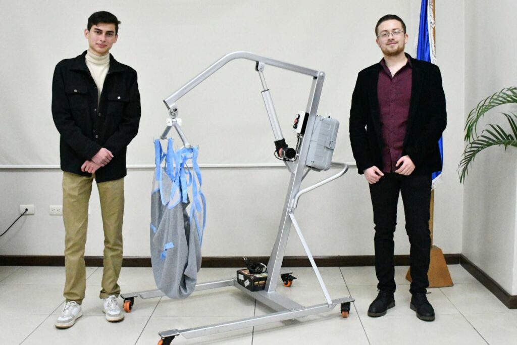 En Cuenca, dos estudiantes crearon una grúa que alivia el dolor de ...