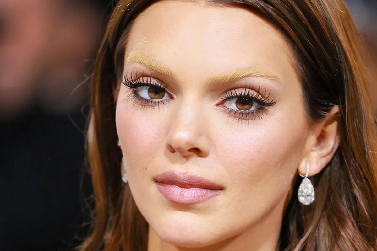 Sin cejas: la tendencia que adoptó la protagonista de 'Merlina' y lo ...