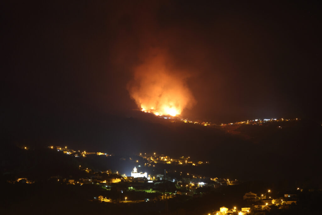 Más de 1 200 bomberos combaten tres incendios en Portugal - El Comercio