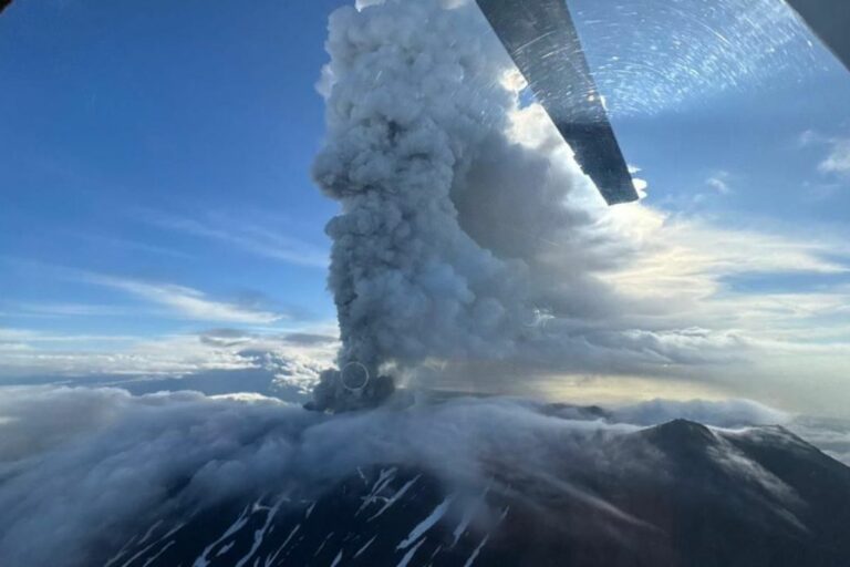 Impactante erupción del volcán Kliuchevskói tras los fuertes sismos en ...