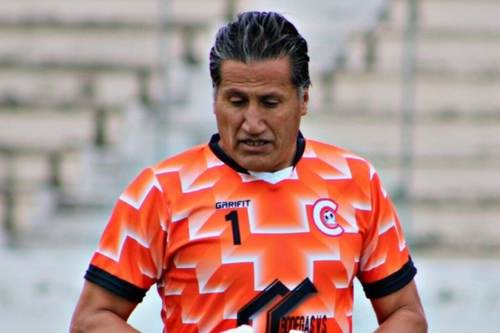 Óscar Acurio, con 57 años, debutó en la Segunda Categoría de Ecuador ...