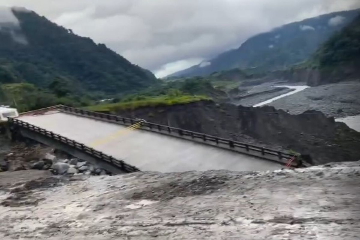 Colapsa puente sobre el río Loco y comunidades de Napo quedan ...
