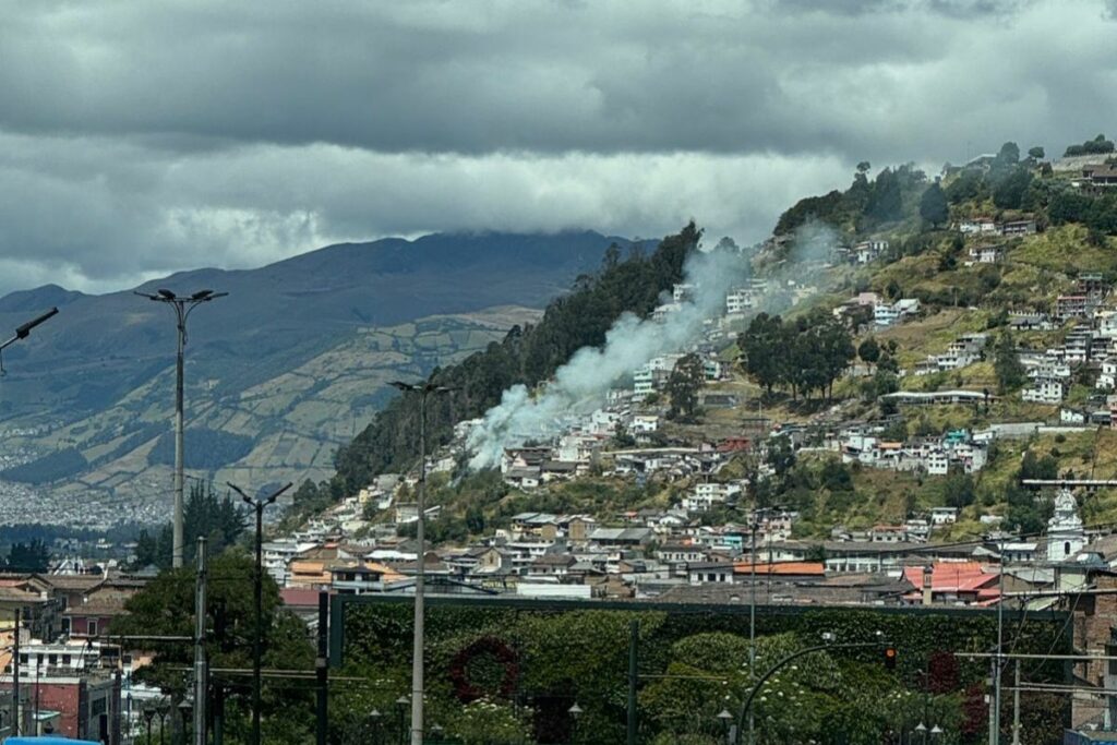 🔥 Incendio forestal en El Panecillo moviliza a Bomberos de Quito este ...