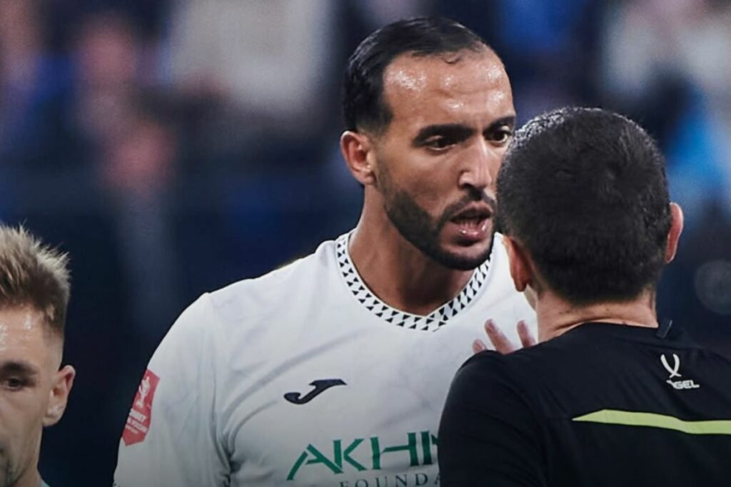 ¡De no creer! Jugador expulsado en Rusia regaló su camiseta y tuvo que ...