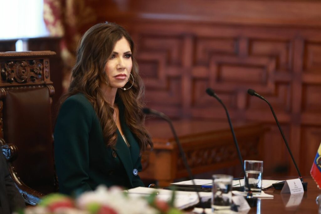 Kristi Noem visitará Ecuador para definir ubicación de bases 'Homeland ...
