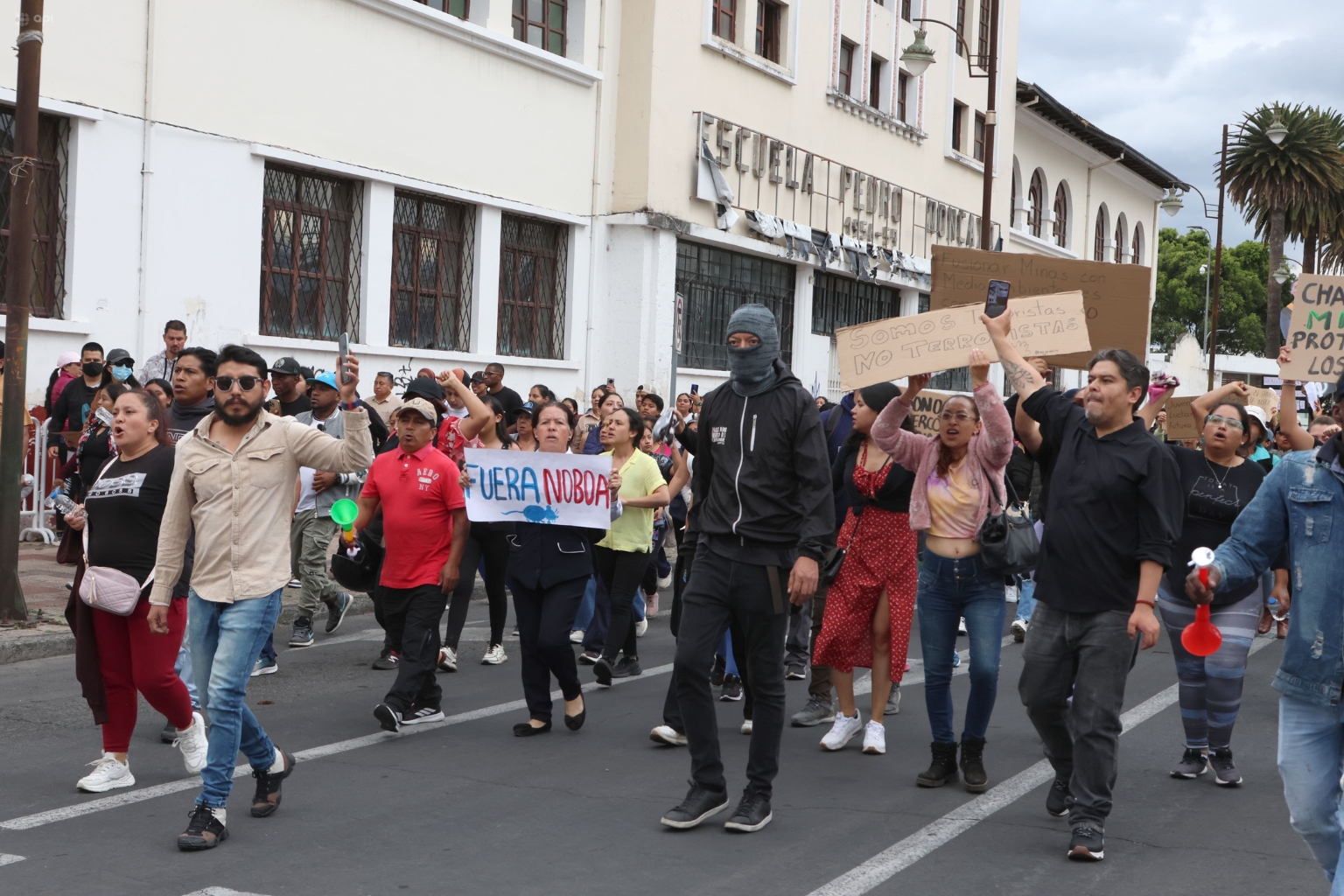Manifestantes marcharon por las calles del centro de Ibarra este lunes ...