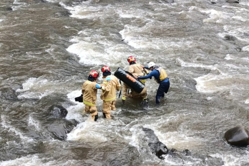 Bomberos de Cuenca rescatan un cuerpo del río este lunes 13 de octubre ...