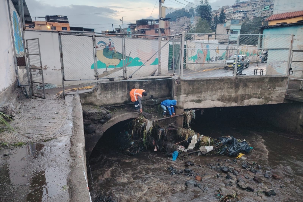 Una quebrada se desborda en Quito por las fuertes lluvias; hay efectos ...