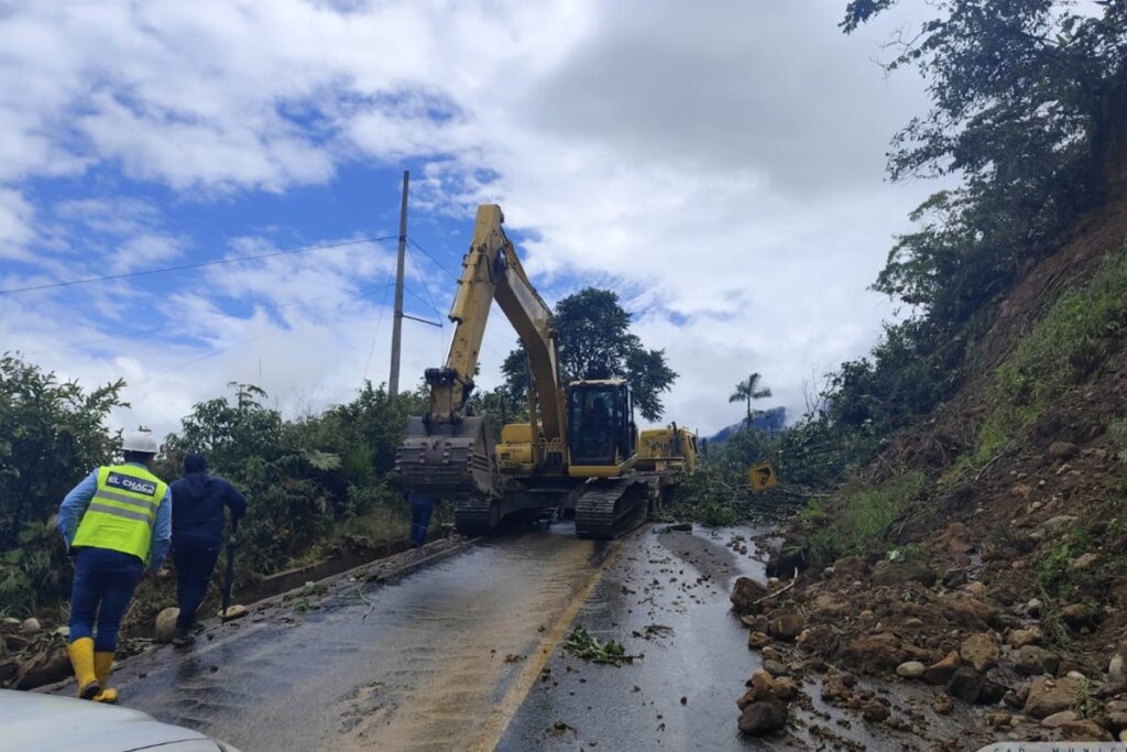 Desbordamiento de un río y cierre vial en El Chaco, entre Napo y ...