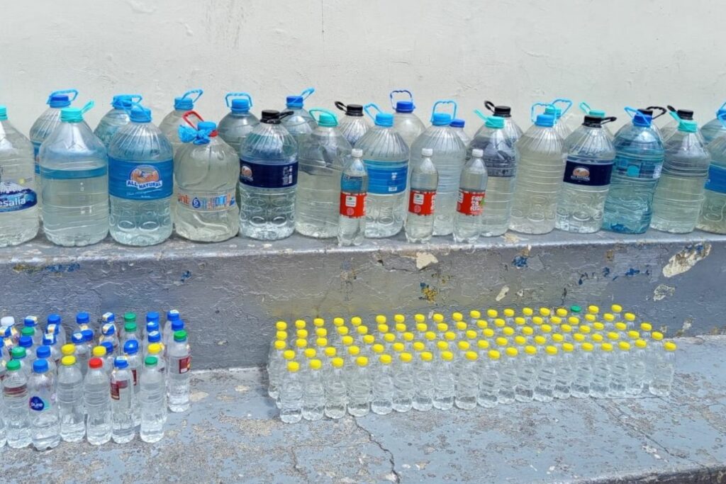 Clausuran en Quito un escondite usado para vender 'guanchaca' barata ...