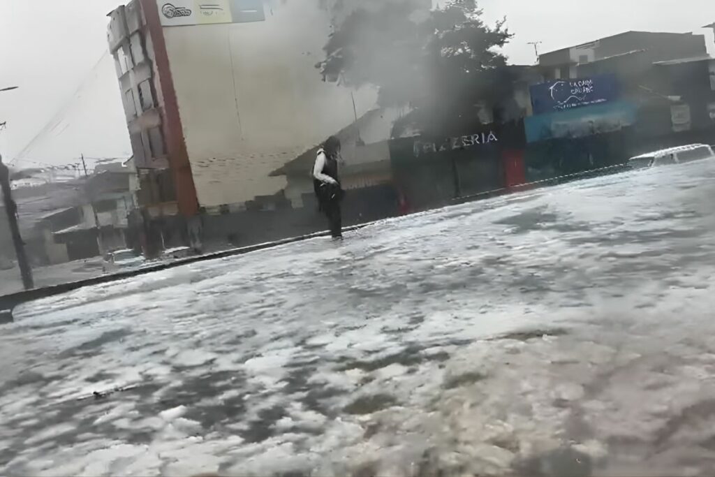 Intensas lluvias generan inundaciones y cortes de luz en Quito y ...