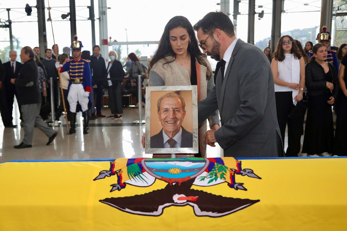 Quito despide a Rodrigo Borja Cevallos, concluye el velorio del ...