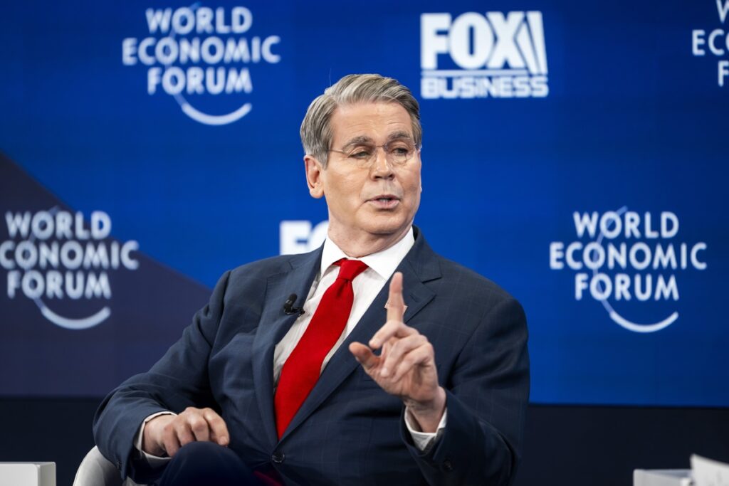 Estados Unidos y China dialogan en Davos, se reúnen secretarios de ...