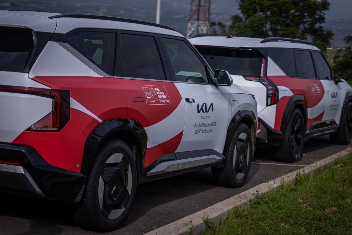 Kia Ecuador transportó el trofeo del FIFA World Cup 2026™ durante el ...