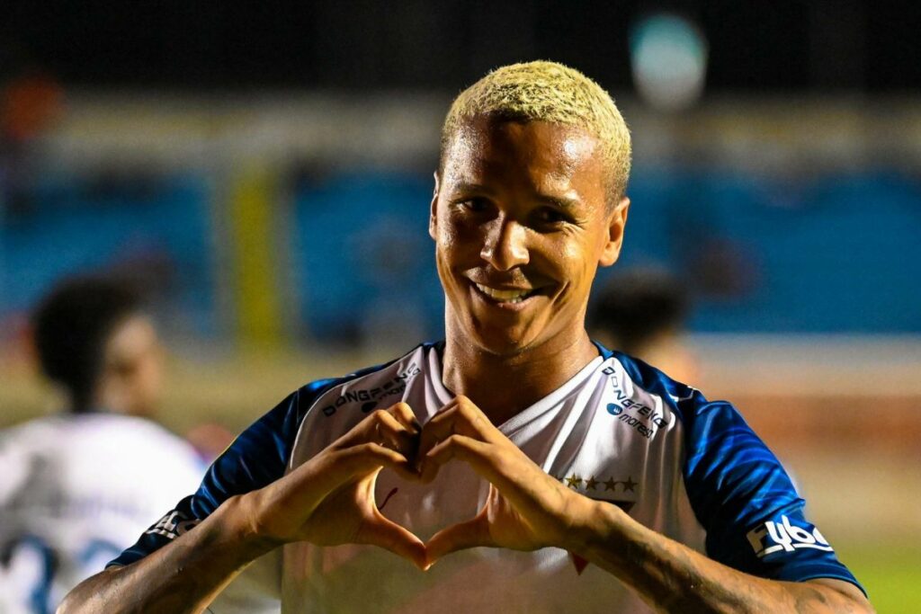 Gol de Deyverson no evitó la derrota de Liga de Quito ante Libertad en ...