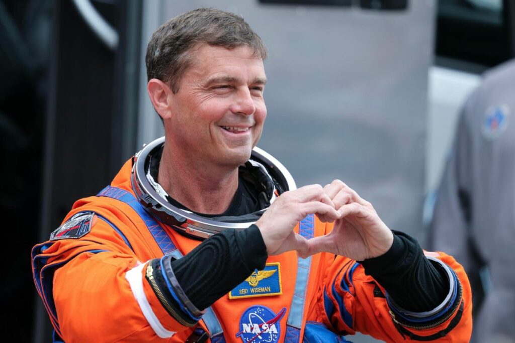 La historia del valiente astronauta que cría solo a sus hijas mientras ...