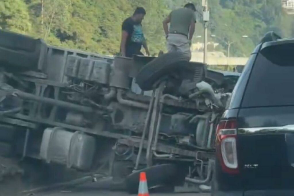 Siniestro en la Autopista General Rumiñahui deja un herido - El Comercio