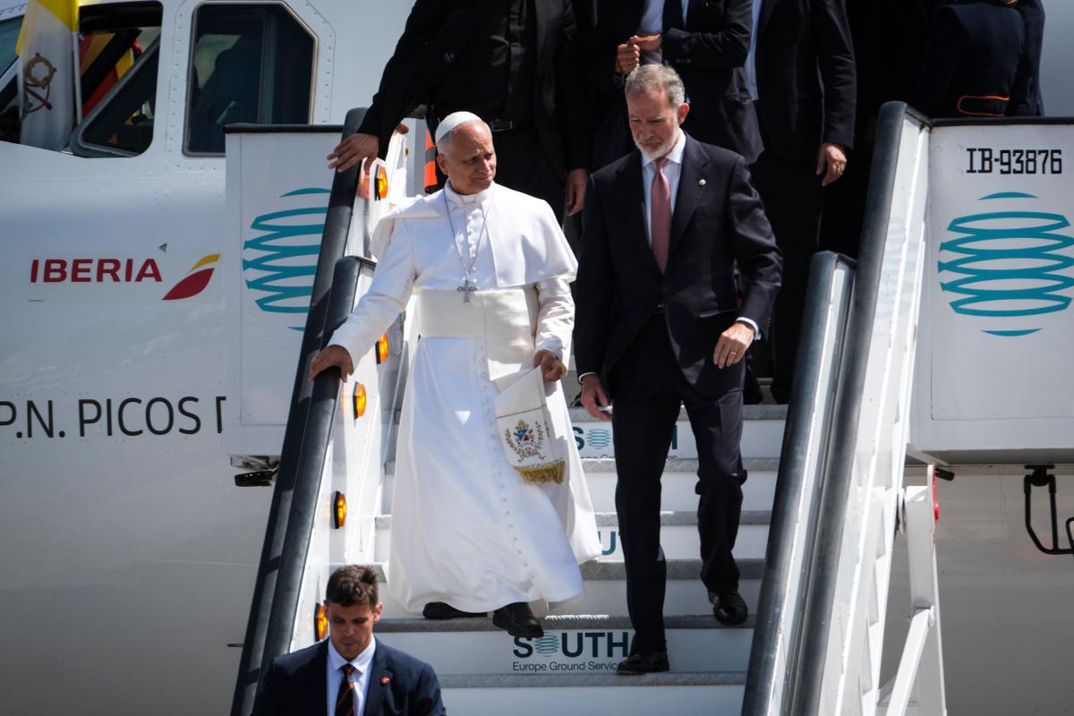 Avión del Papa sufre falla técnica, el rey Felipe le presta uno suyo ...