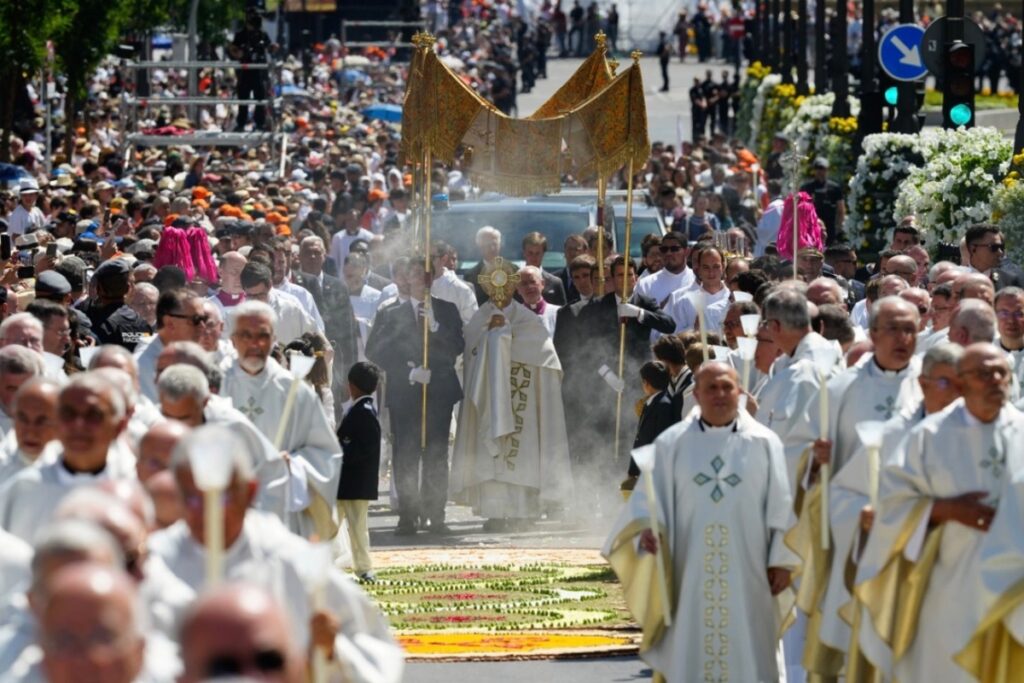 León XIV lidera la procesión del Corpus Christi con más de un millón de ...