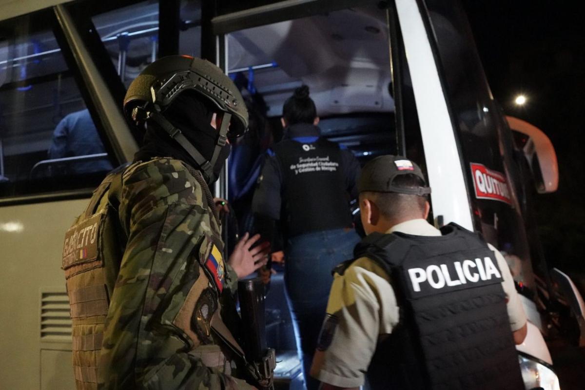 Pasajero de bus fue detenido en Quito con fotos de armas y videos de ...